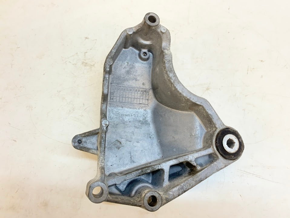 Mercedes-Benz C117 CLA250 Upper Engine Mount Bracket A2702230002 ...